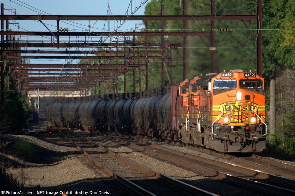 BNSF D9-44CW 4462 leads K140